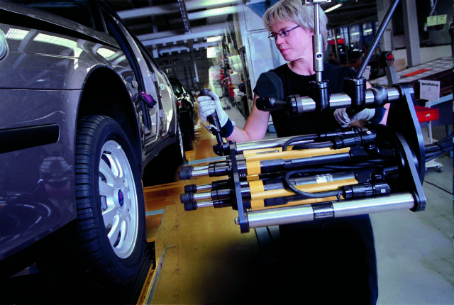 Wheel assembly with fixtured nutrunners QMX at SAAB | Torque Tools ...